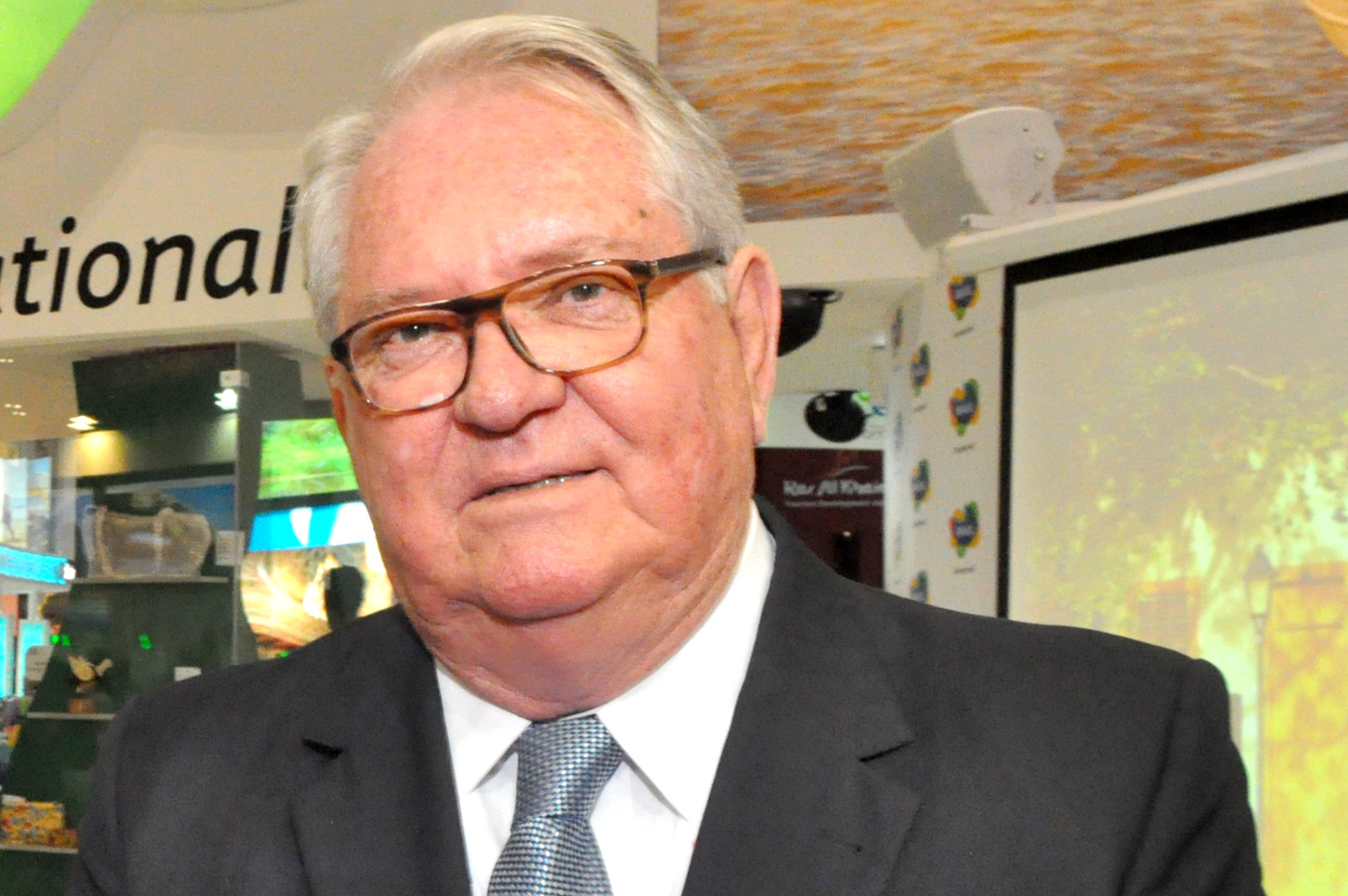 Roy Taylor, presidente do M&E, recebe placa e Menção Honrosa no Prêmio ...