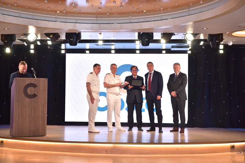 Costa recebe autoridades e realiza troca de placas a bordo do Costa ...