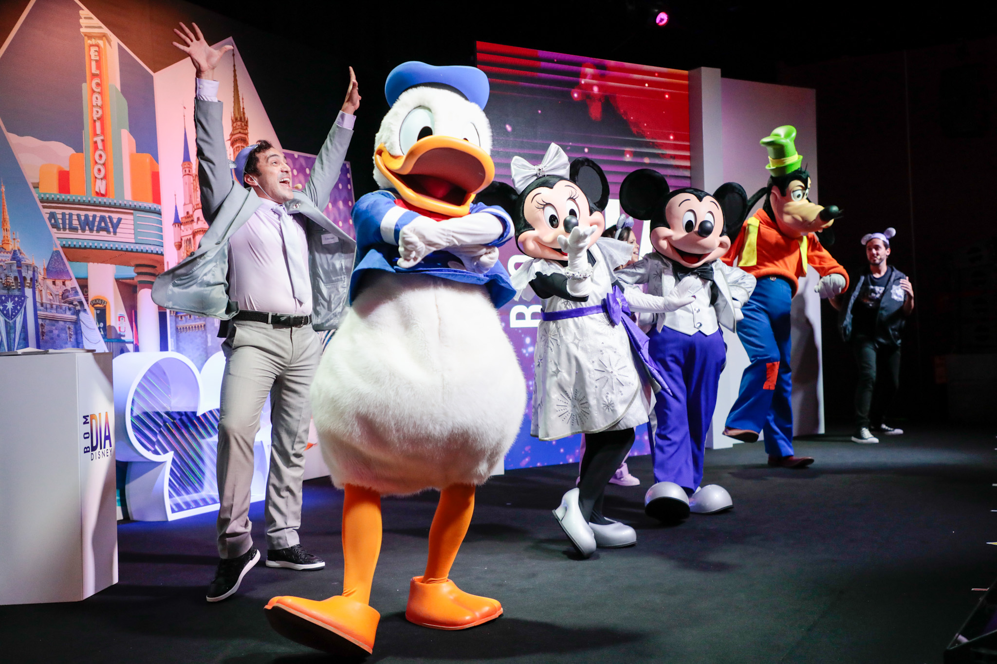 Veja 50 fotos do treinamento especial da Disney que reuniu 400 agentes ...