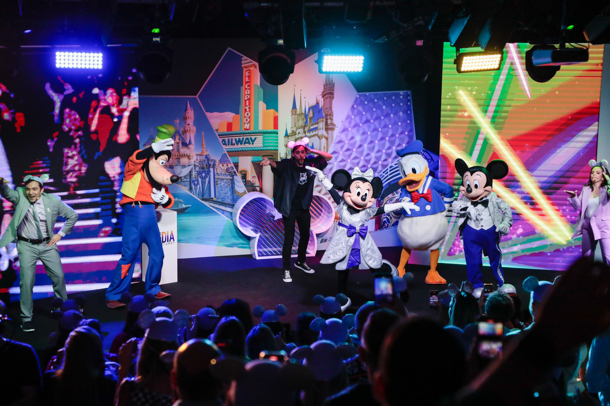 Veja 50 fotos do treinamento especial da Disney que reuniu 400 agentes ...