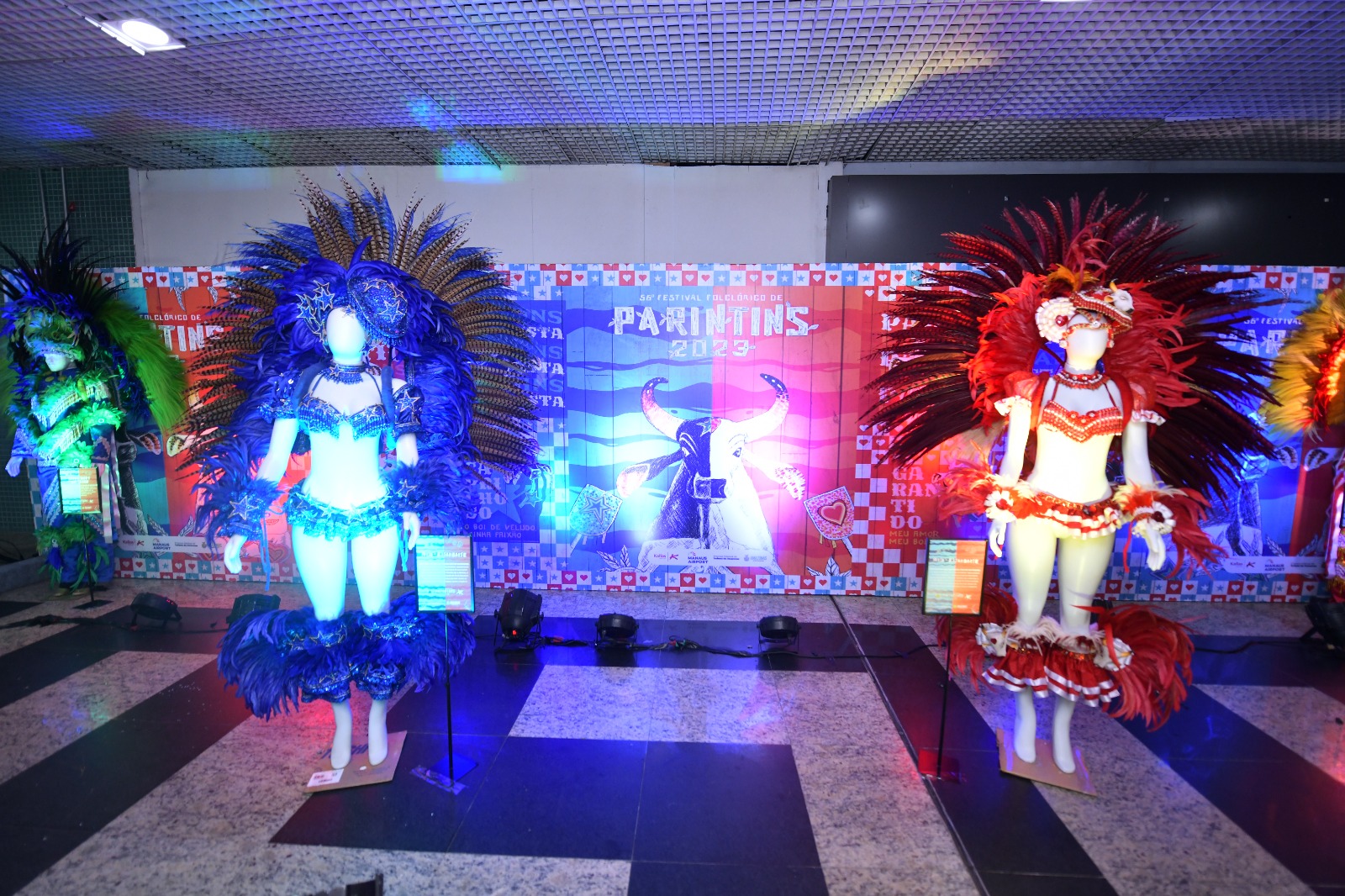 Exposição sobre Festival de Parintins encanta turistas no Aeroporto de ...