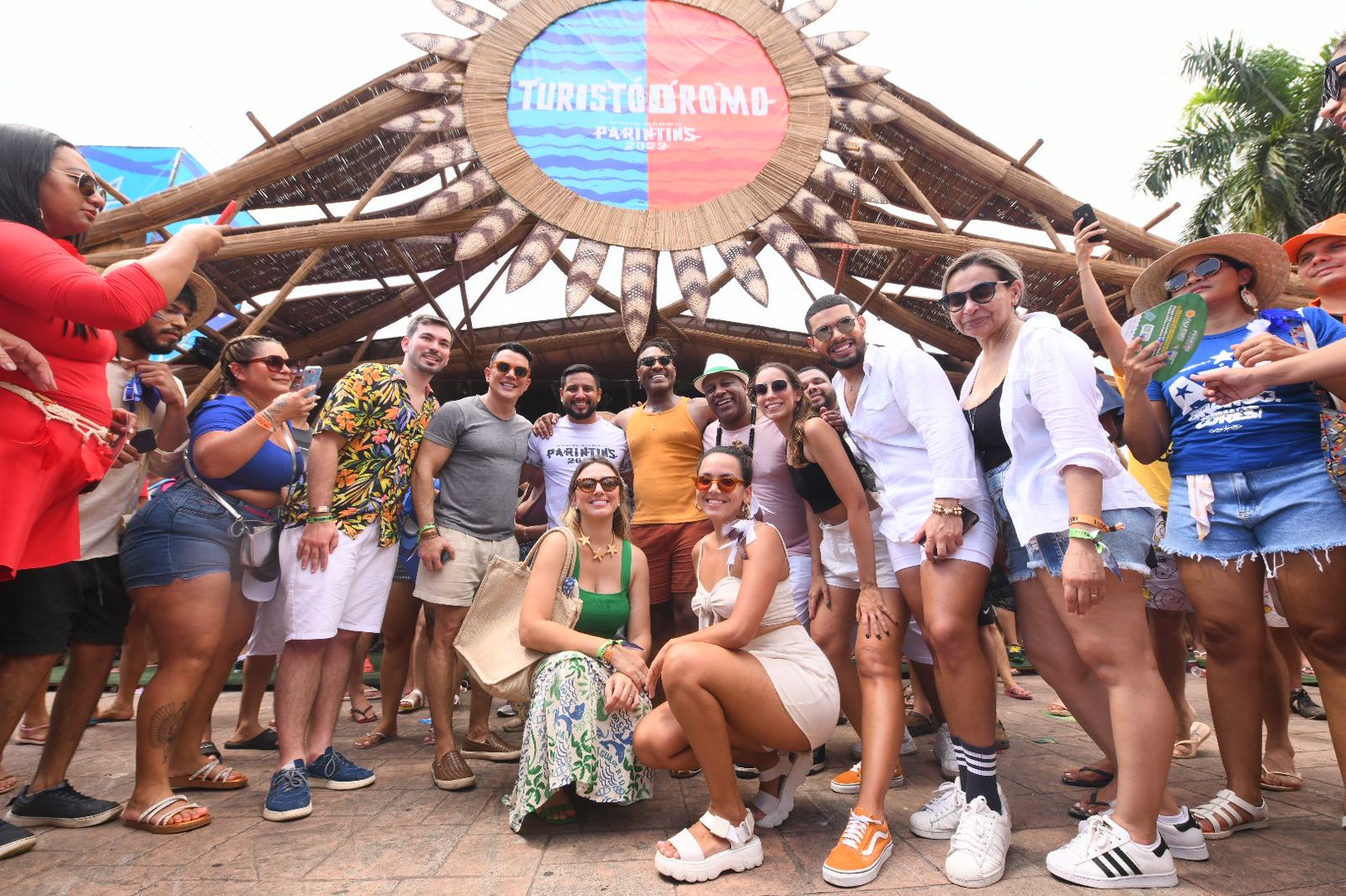 Famosos conhecem os bastidores do Festival Folclórico de Parintins