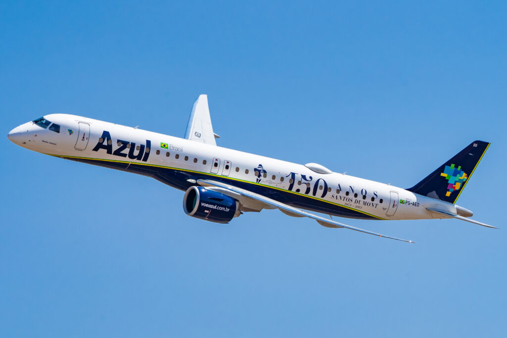 Azul realiza espetáculo aéreo com Embraer E2 em homenagem à Santos ...