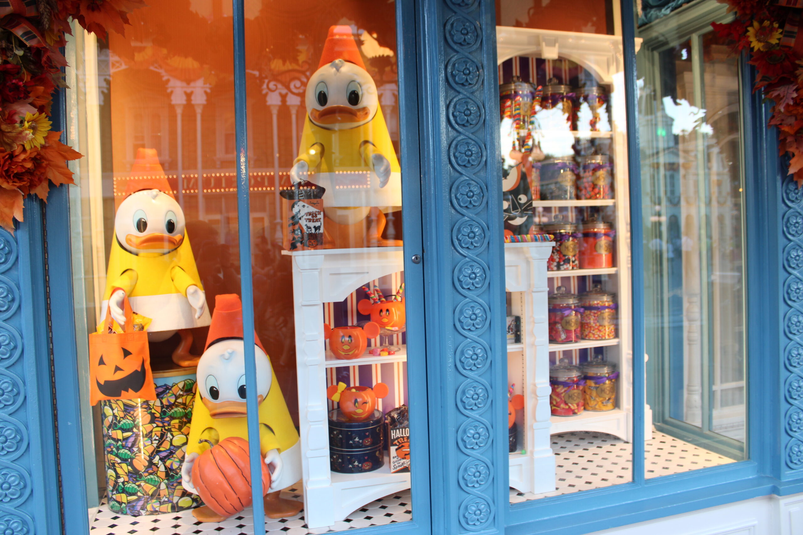 'Mickey’s Not-So-Scary': Disney festeja Halloween com muitas cores e ...