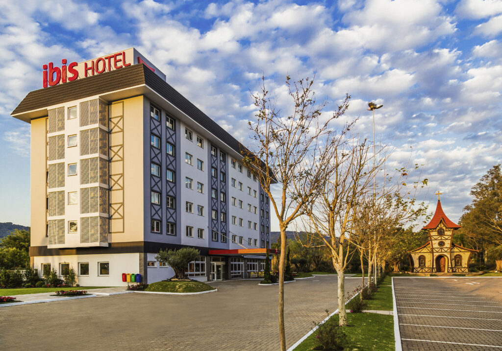 Accor comemora 50 anos de ibis com mais de 2,5 mil hotéis em 79 países