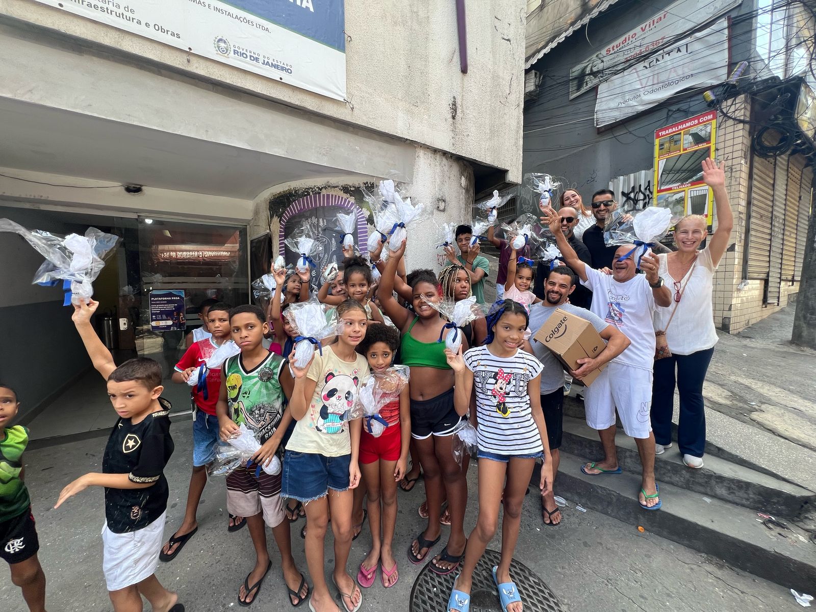 Hotel Nacional distribui ovos de Páscoa para crianças da Rocinha