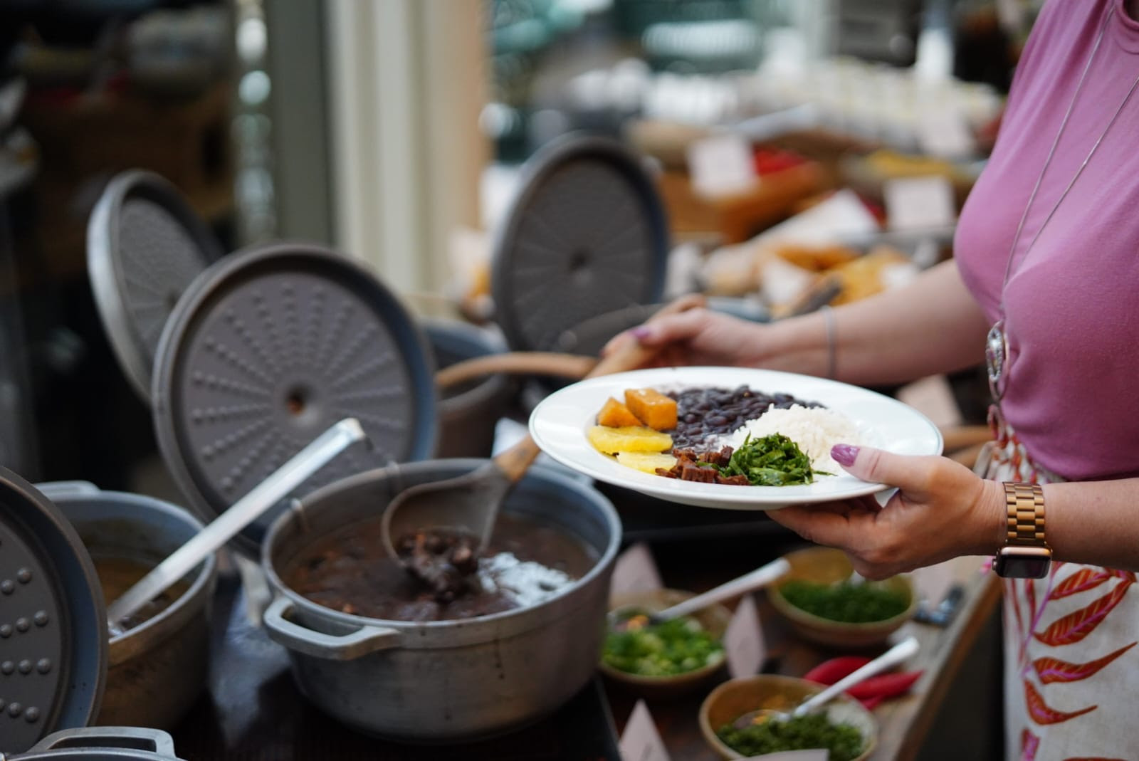 Feijoada plant-based e feira de adoção de pets agitam o Pullman ...