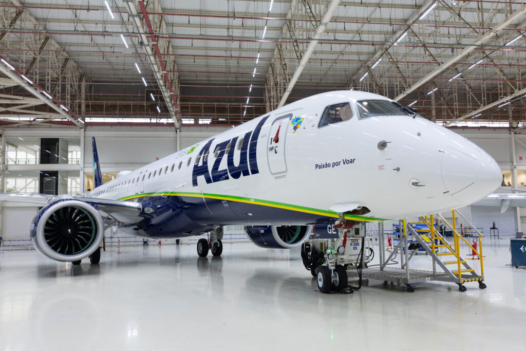 Paixão por voar: Azul celebra chegada do 13º Embraer 195-E2 em sua ...